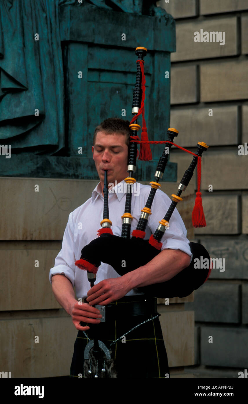Piper on Royal Mile Edinburgh Scotland Stock Photo - Alamy