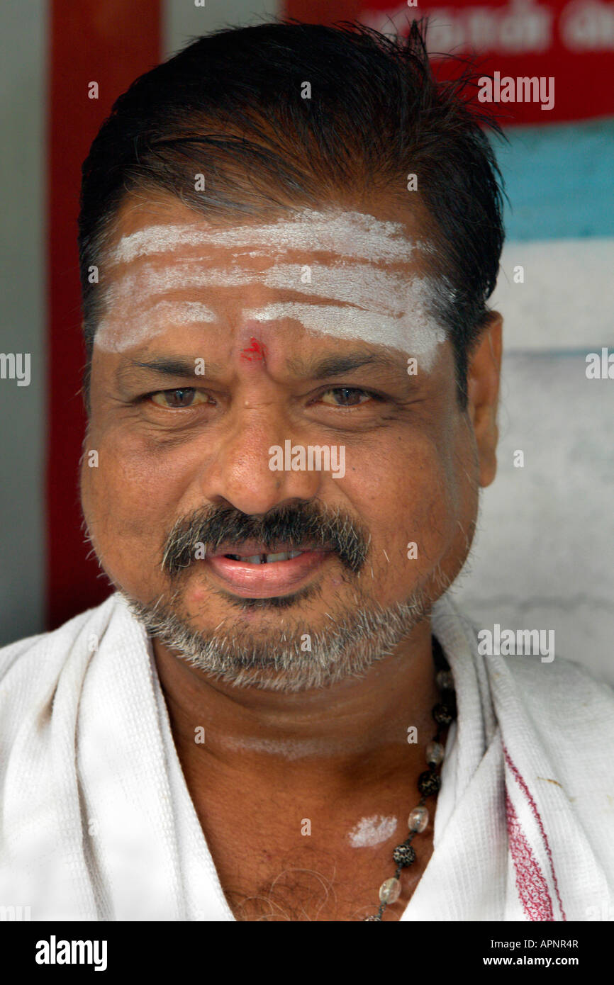 Indian hindu priest hi-res stock photography and images - Alamy
