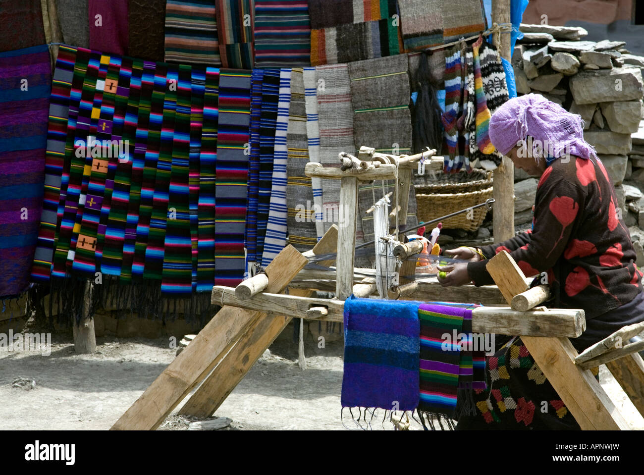 Weaving Loom Nepal Stock Photos & Weaving Loom Nepal Stock Images - Alamy