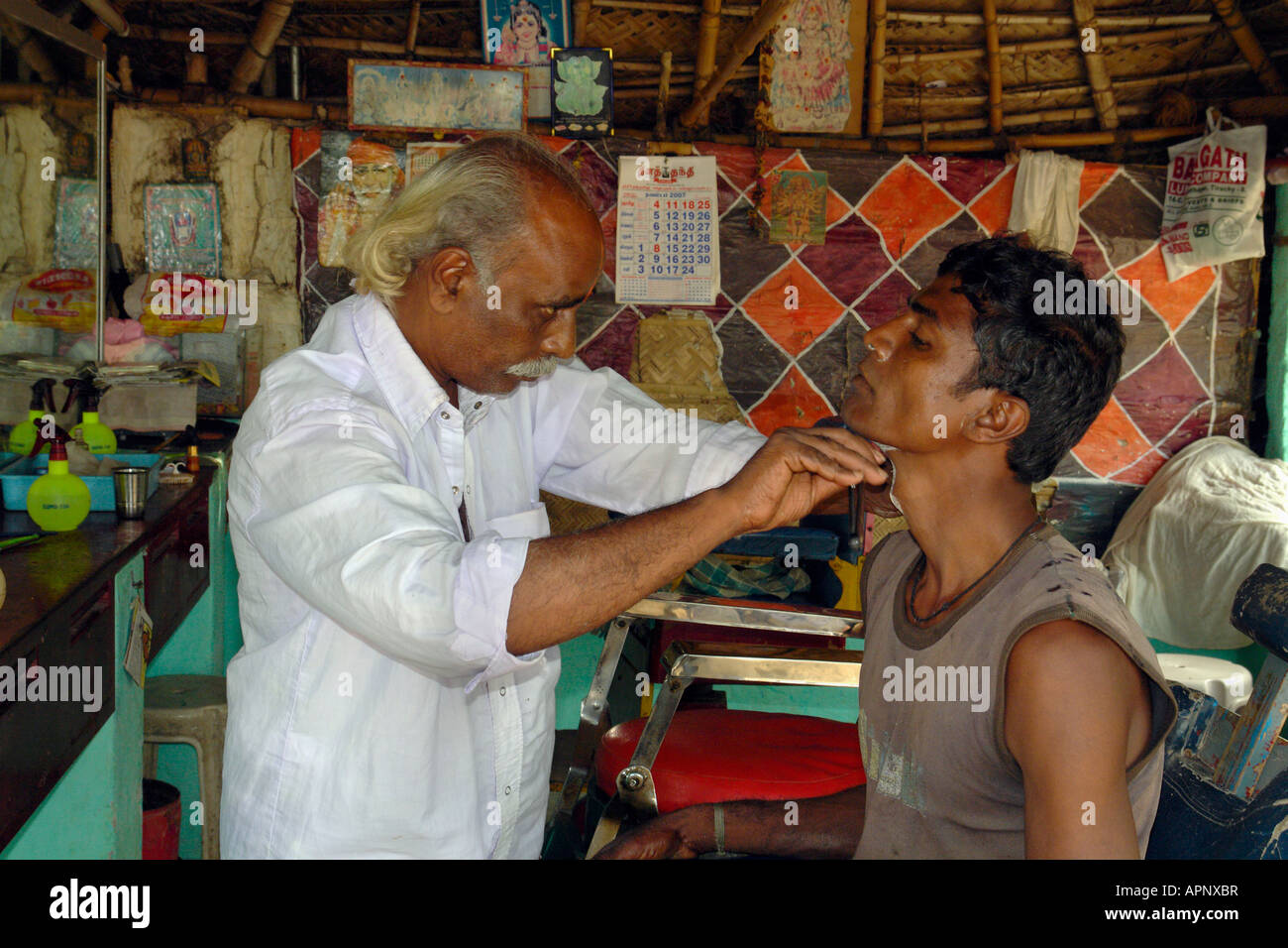 Indian barber hi-res stock photography and images - Alamy
