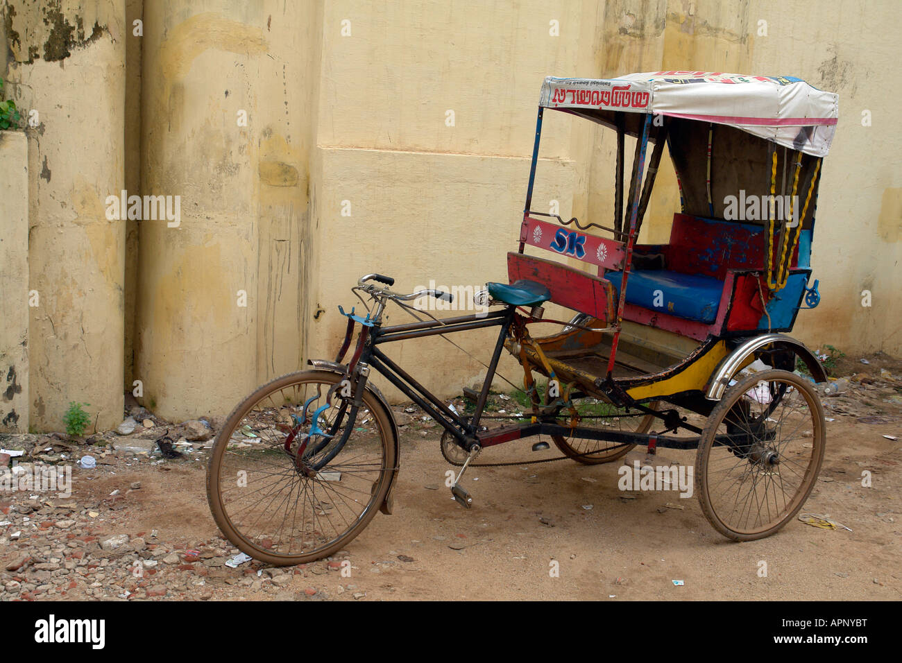 indian cycle rickshaw waiting for custom in a madurai backstreet Stock ...