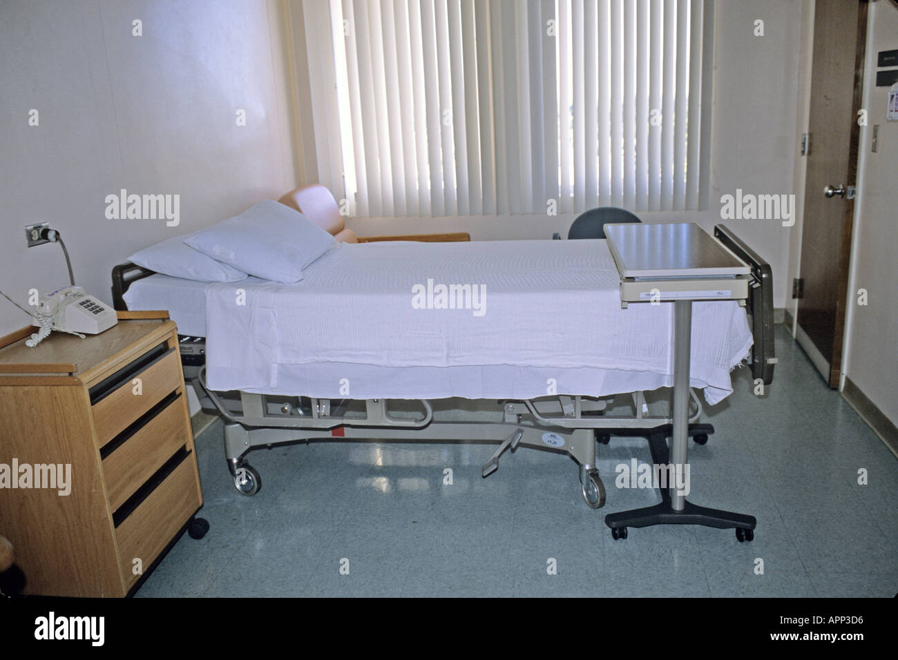 Empty hospital bed Stock Photo - Alamy