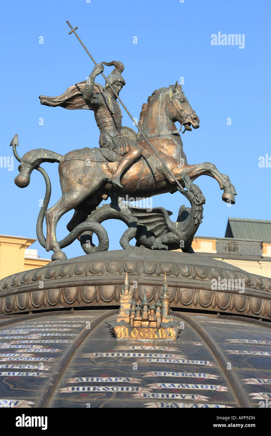 St george and the dragon statue hi-res stock photography and images - Alamy