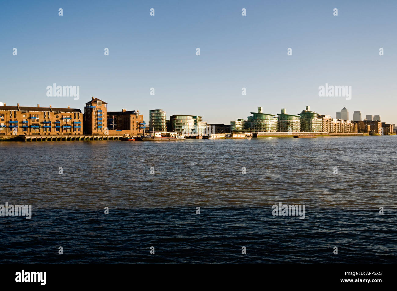 Wapping wharf community hi-res stock photography and images - Alamy