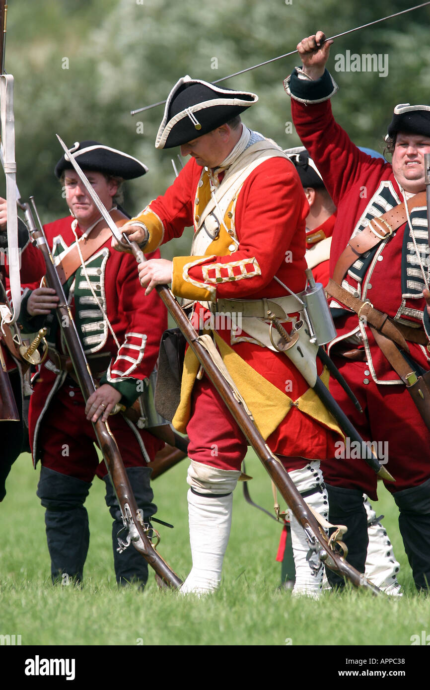 Redcoats loading Brown Bess muskets Stock Photo - Alamy