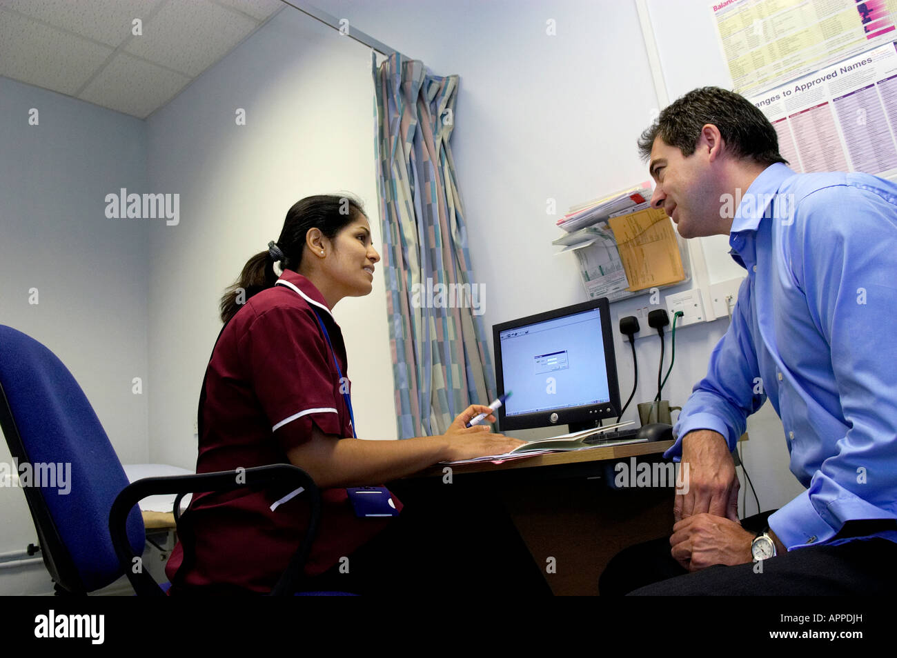 A nurse talk to a patient Stock Photo - Alamy