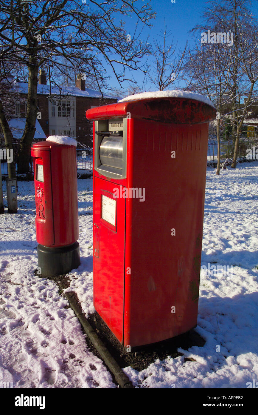 Uk pillar box christmas hi-res stock photography and images - Alamy