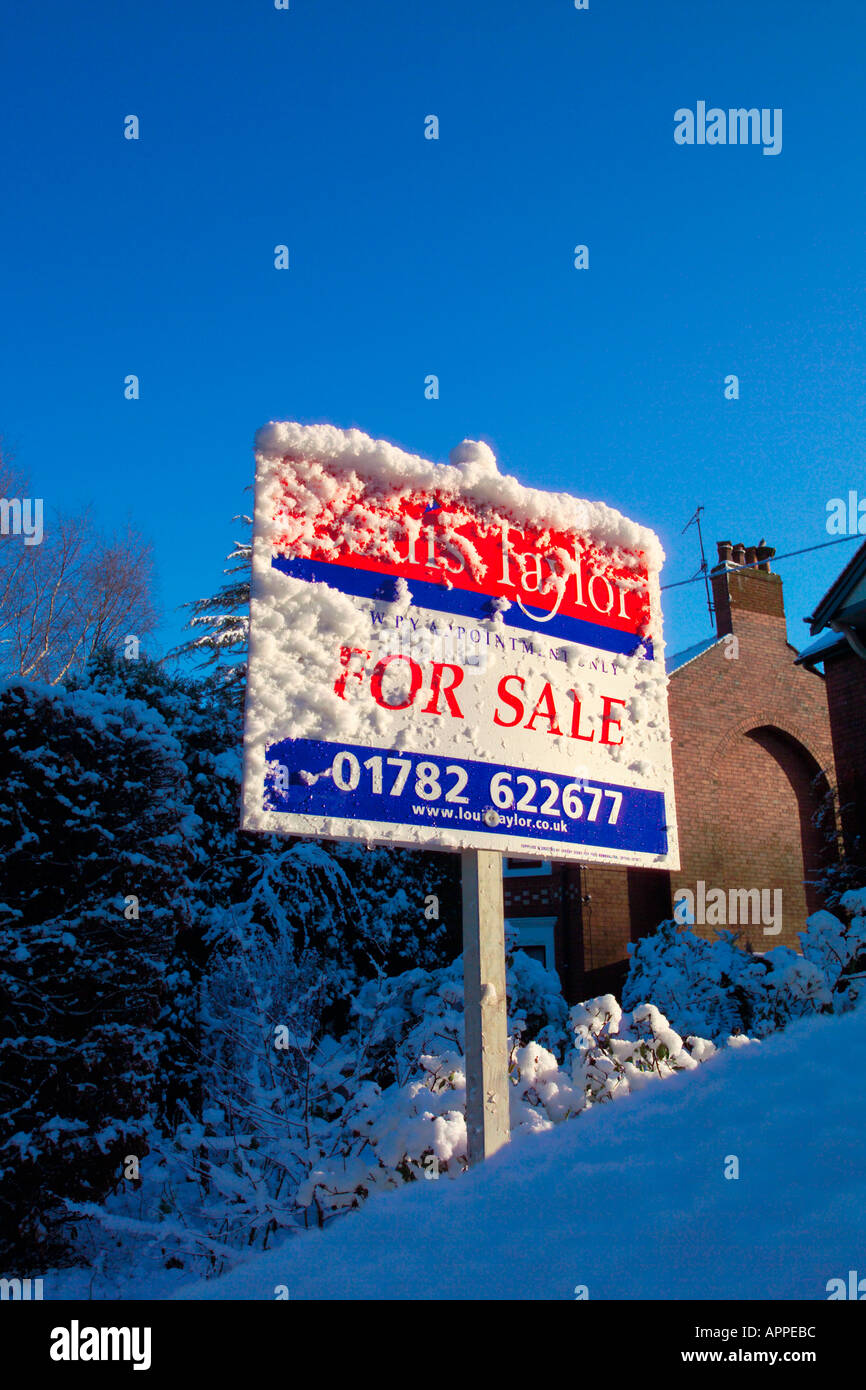 Real sale sign in snowy hi-res stock photography and images - Alamy