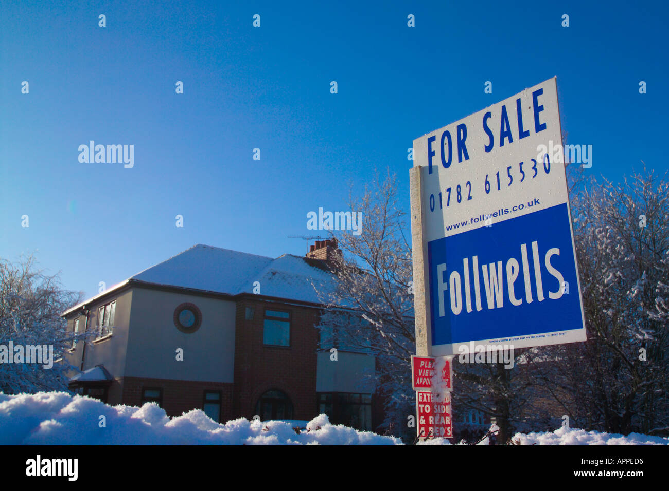 Real sale sign in snowy hi-res stock photography and images - Alamy