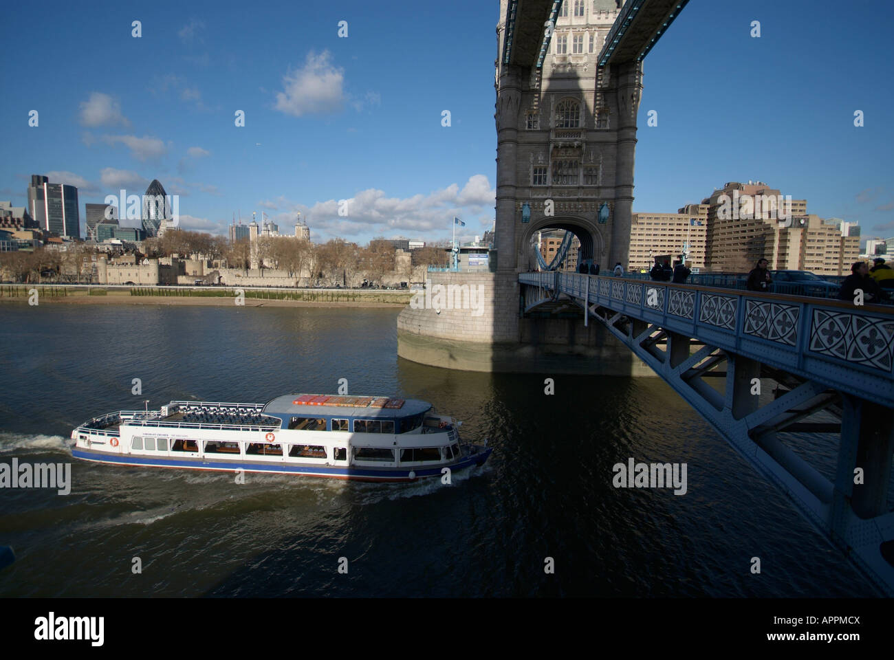 Boat going under tower bridge hi-res stock photography and images - Alamy