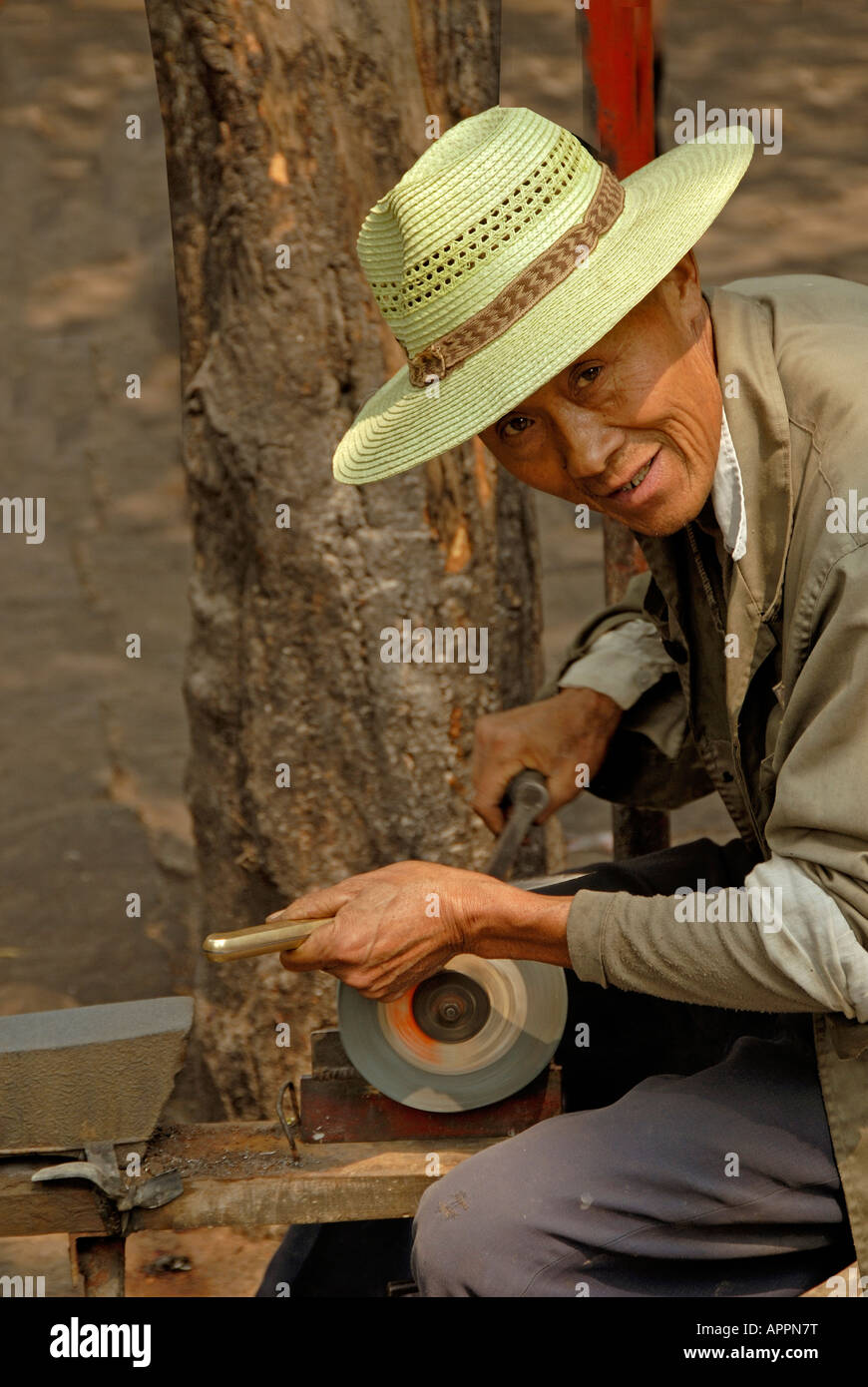 Sharpening knives hi-res stock photography and images - Alamy