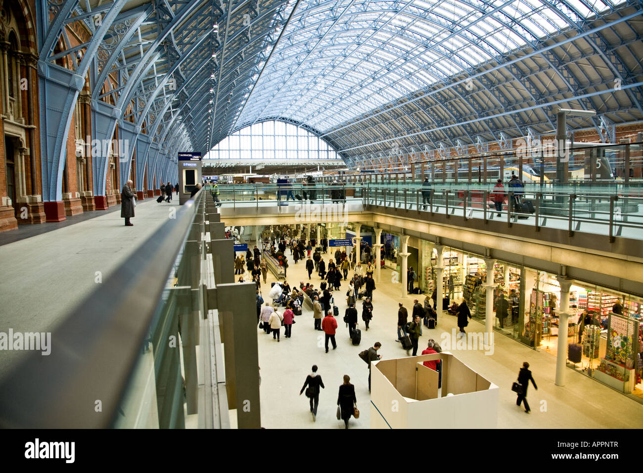 Main concourse st pancras station hi-res stock photography and images ...
