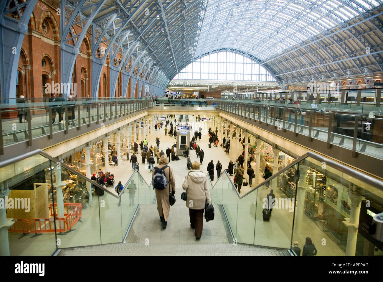 St pancras station concourse hi-res stock photography and images - Alamy