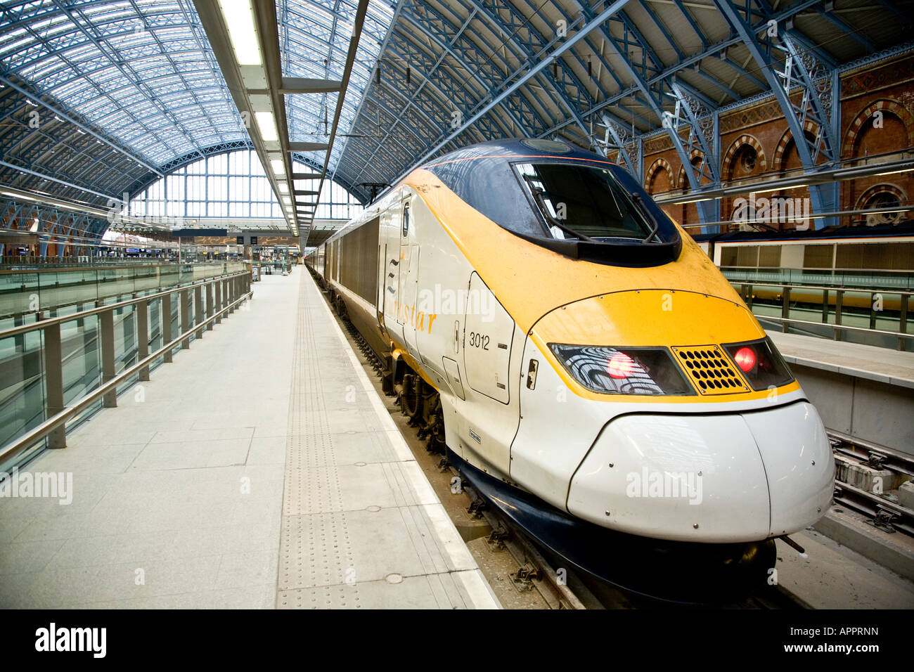 Eurostar london station hi-res stock photography and images - Alamy