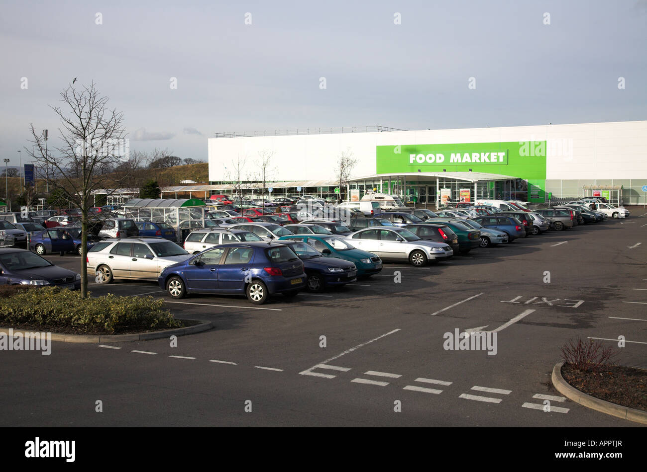 Food store and car park Stock Photo - Alamy
