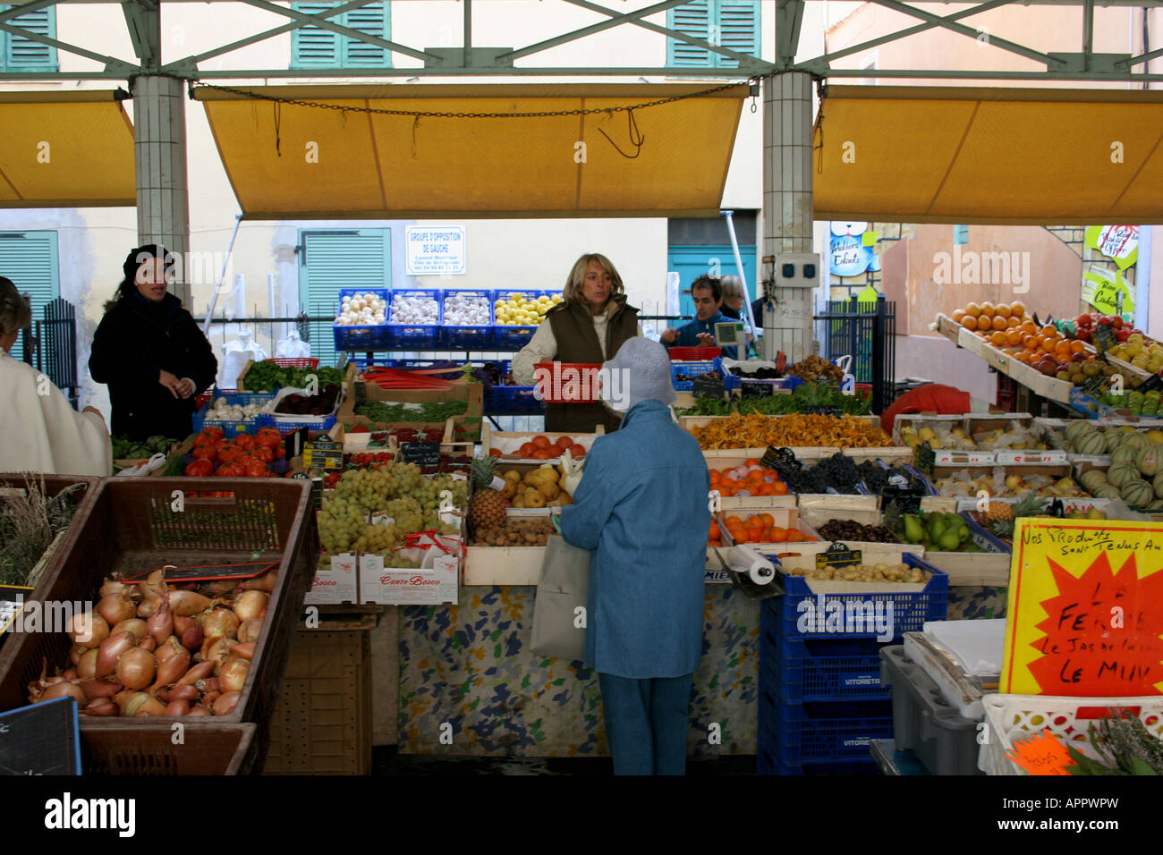 Market south of France, Frejus, Marche aux legumes, fruits et legumes ...