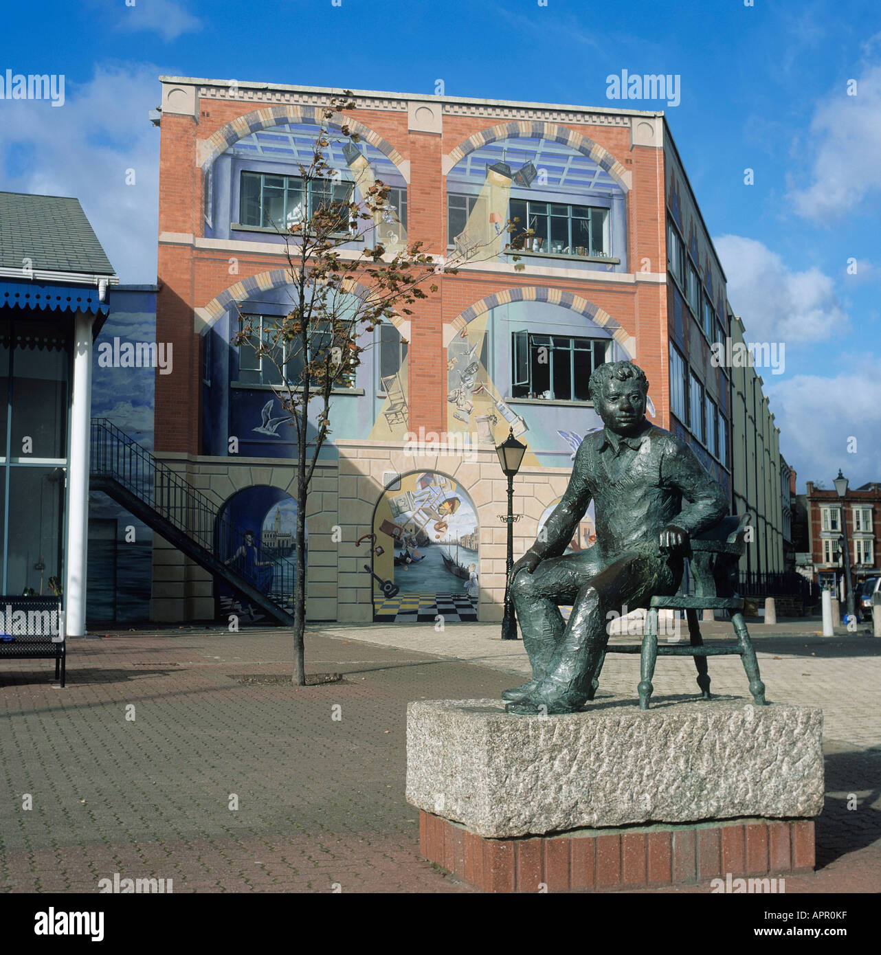 Dylan Thomas Theatre and Statue built in memory of the Welsh born ...