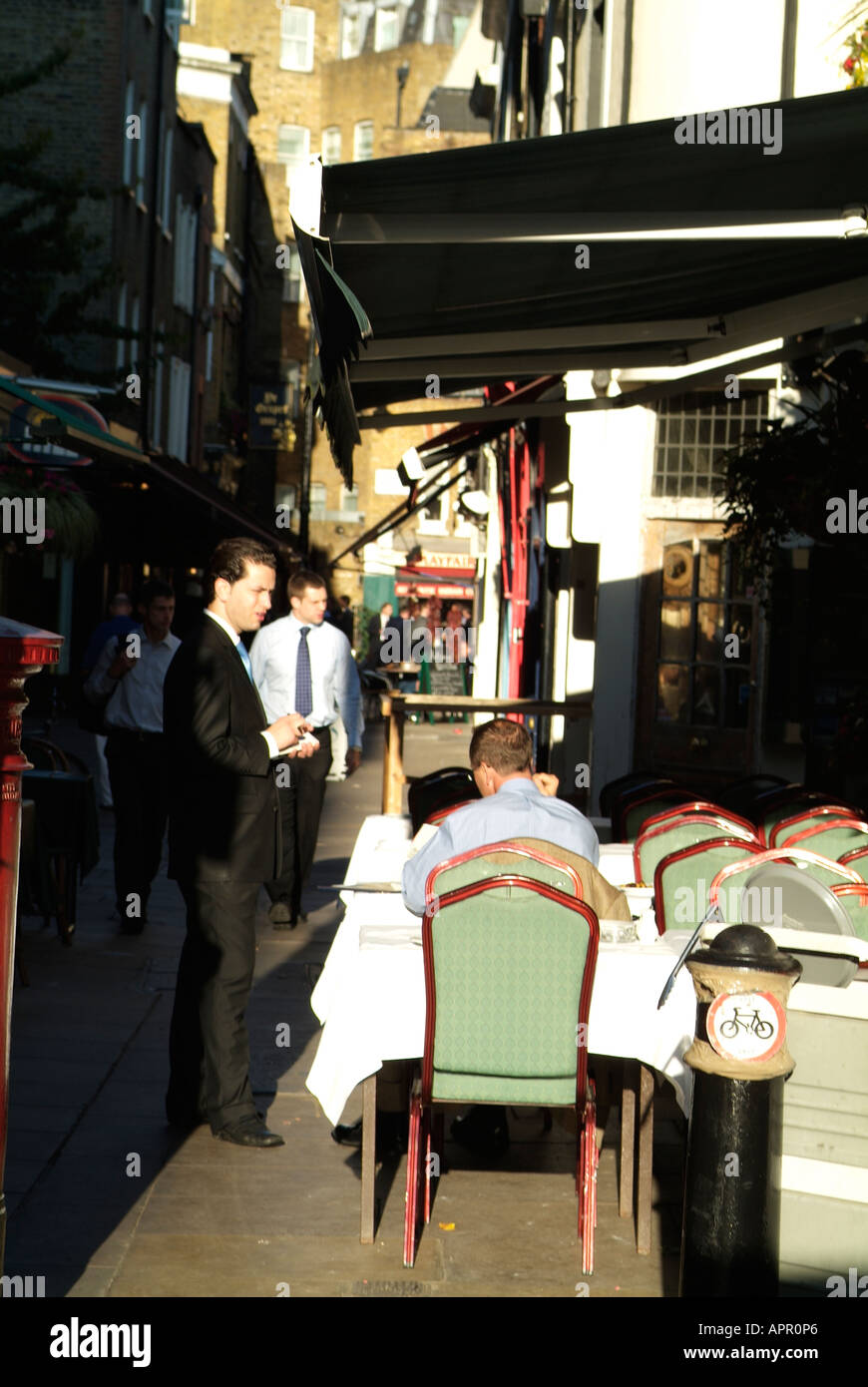 Al fresco dining in Shepherd Market in Mayfair, London Stock Photo - Alamy