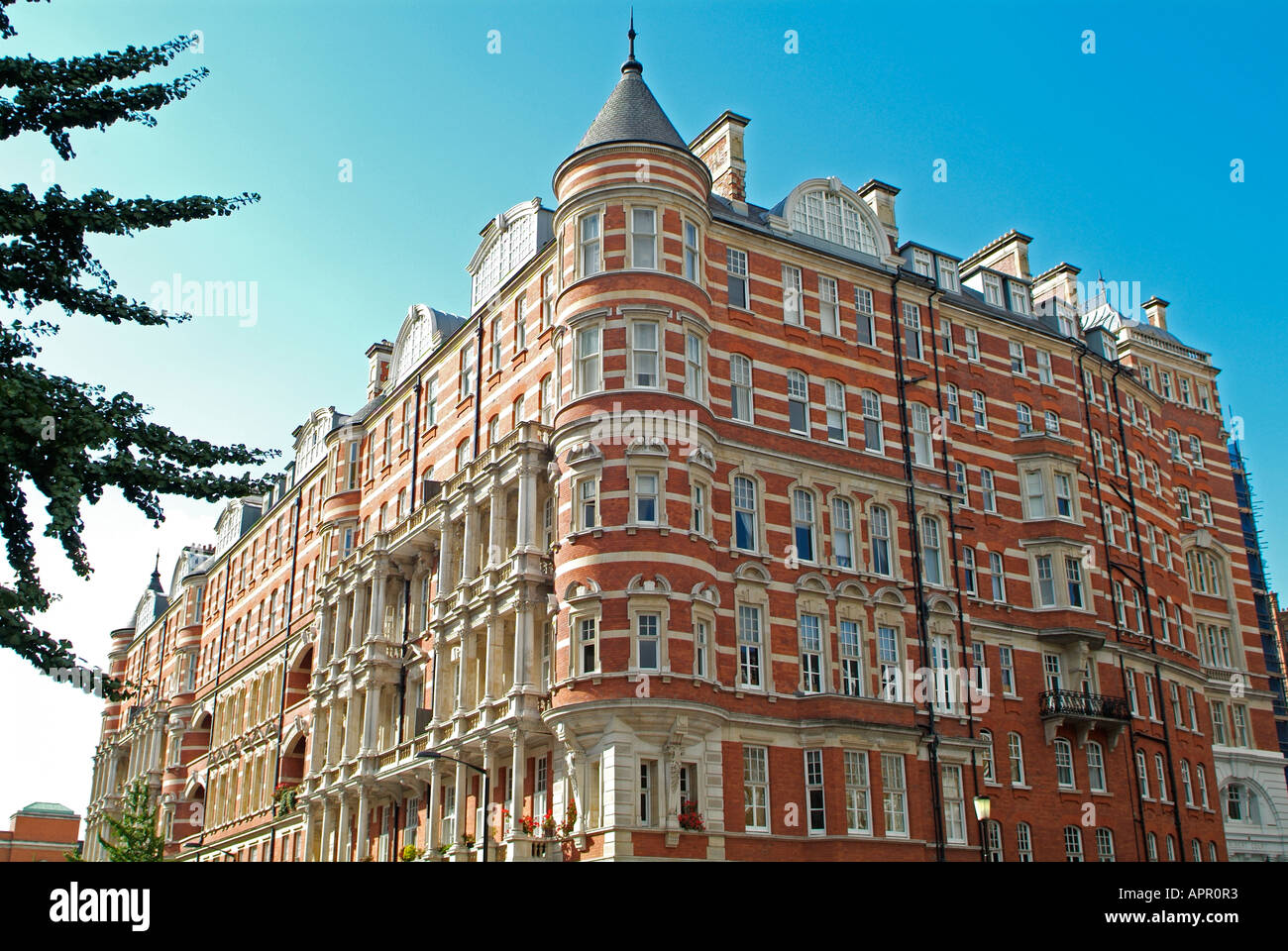London mansion blocks hi-res stock photography and images - Alamy