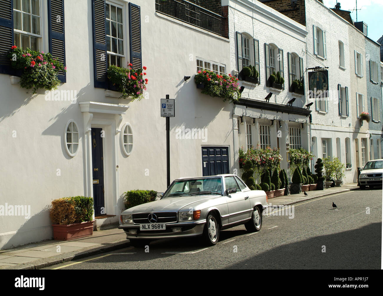 Knightsbridge pub hi-res stock photography and images - Alamy