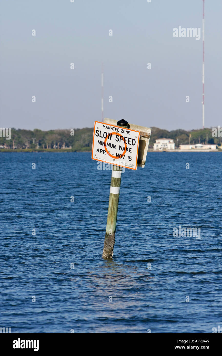 Slow speed minimum wake sign hi-res stock photography and images - Alamy
