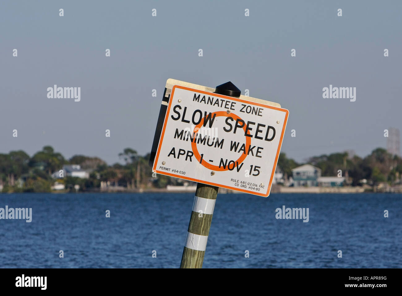 Slow speed minimum wake sign hi-res stock photography and images - Alamy