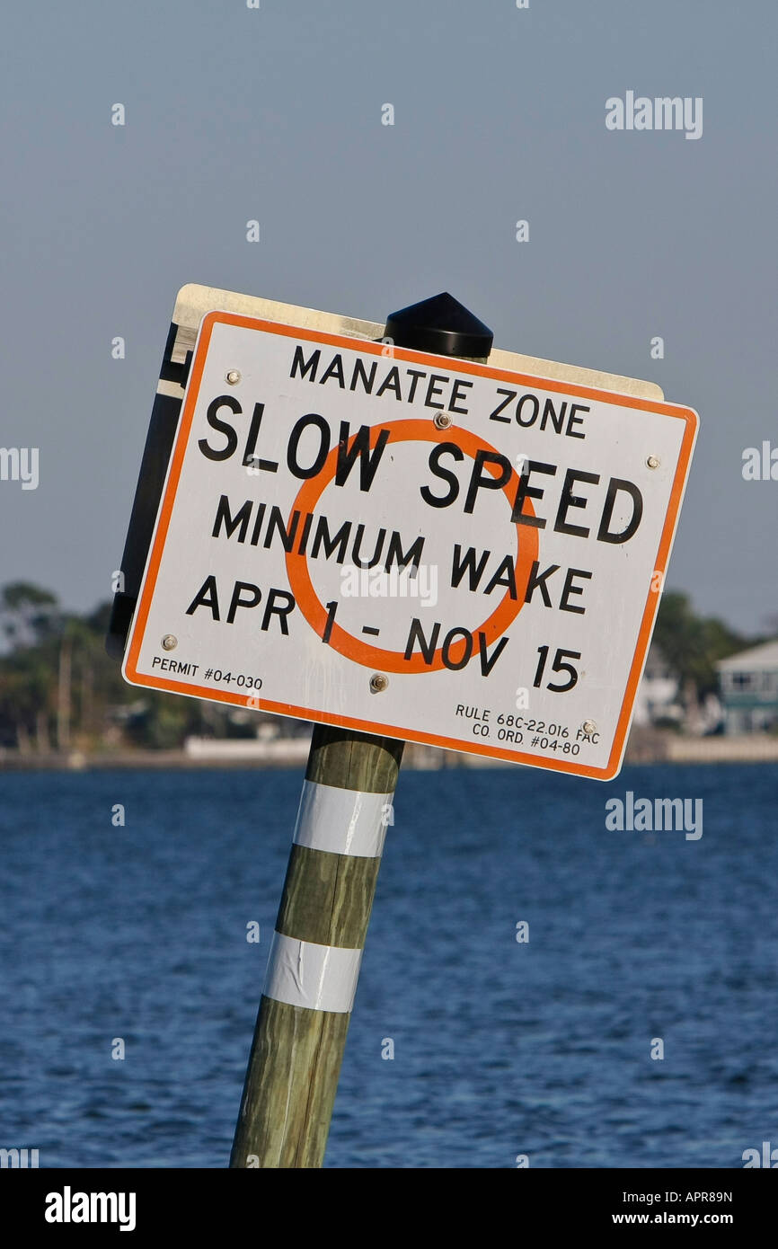 Slow speed minimum wake sign hi-res stock photography and images - Alamy