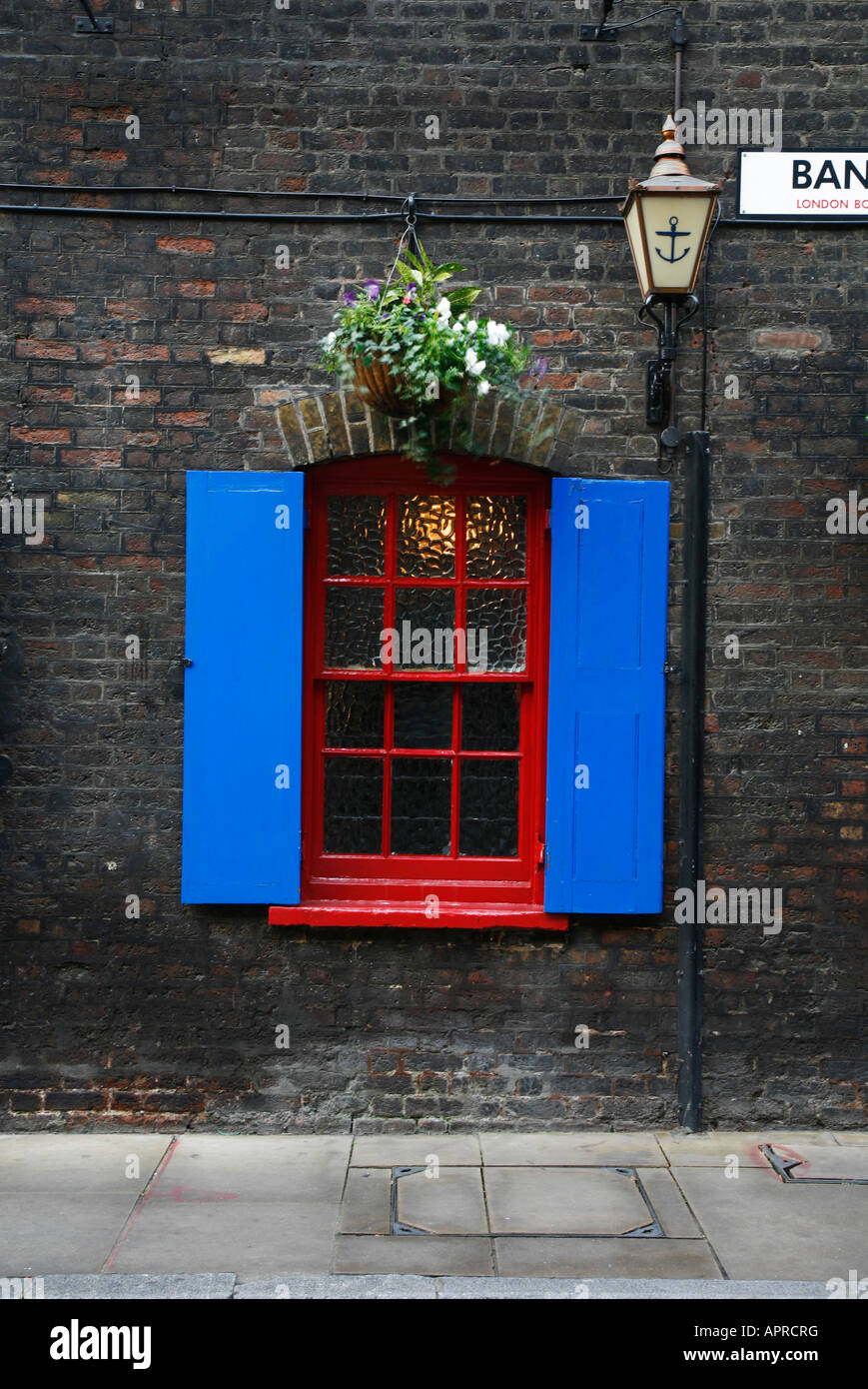 Old english pub with blue window shutters hi-res stock photography and ...