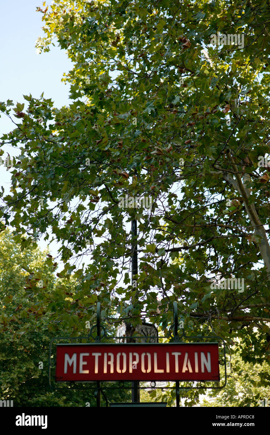 Traditional Metropolitain sign Stock Photo - Alamy