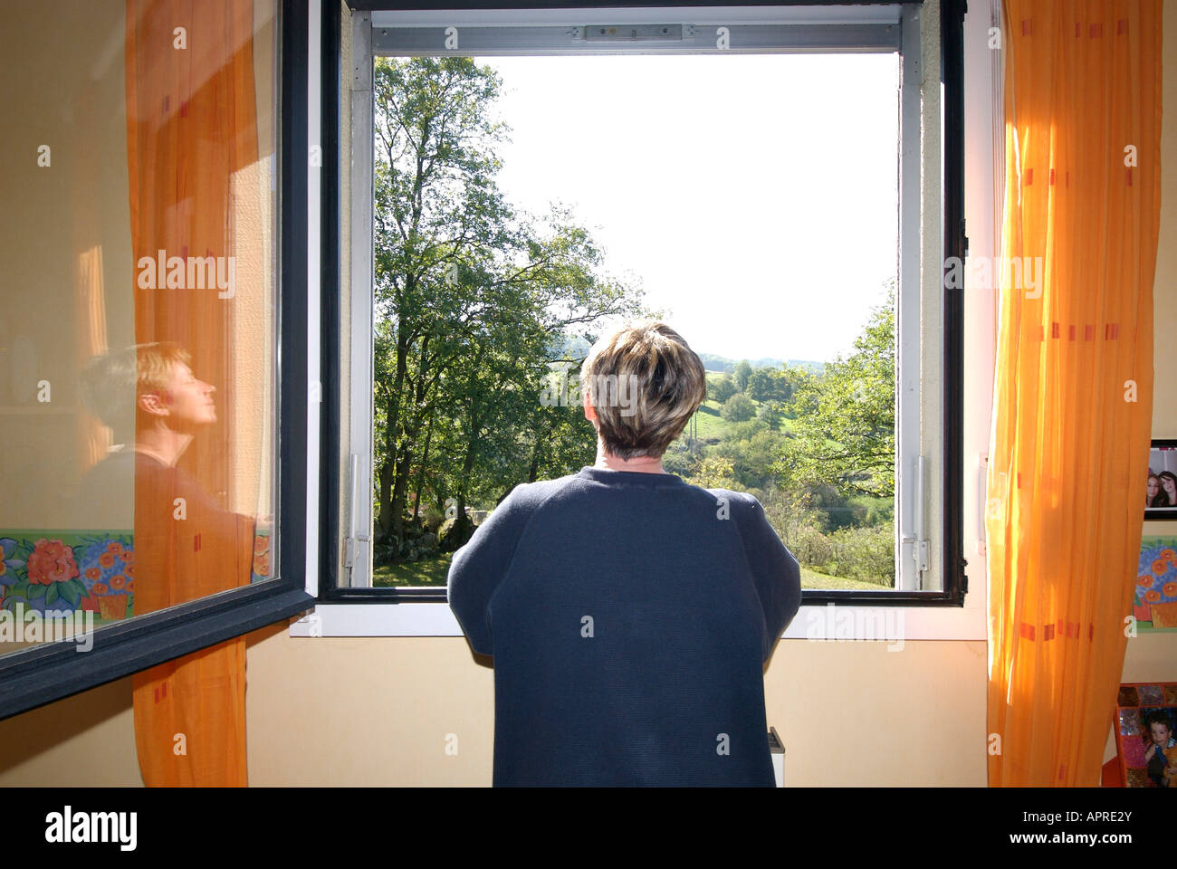 Modern house looking out hi-res stock photography and images - Alamy