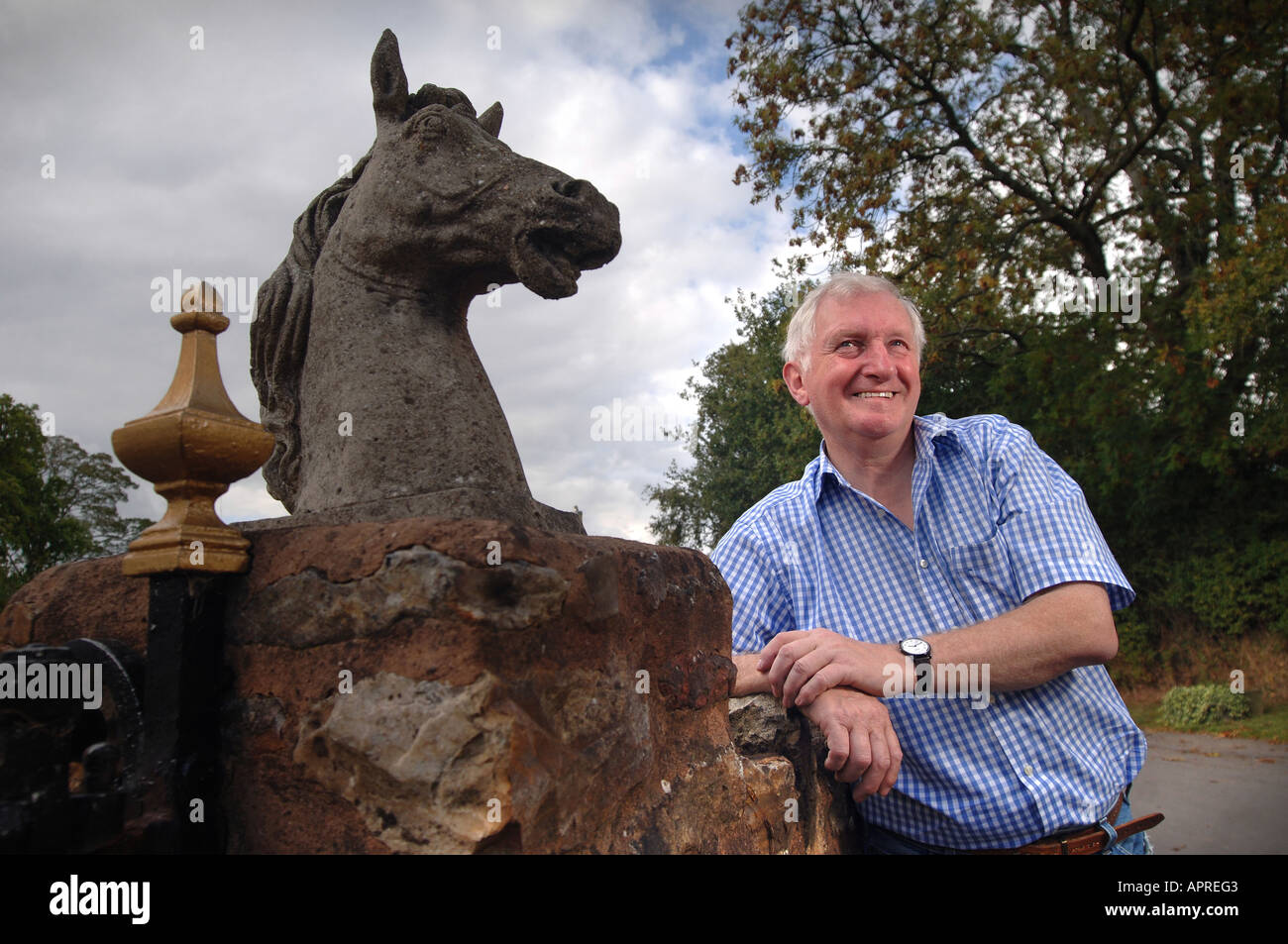 Picture By Jim Wileman 25 09 2006 Racehorse trainer Martin Pipe at his ...