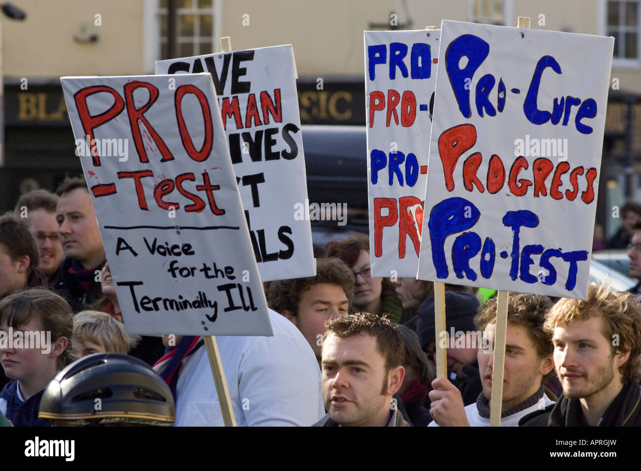 Demonstration to defend the building of a research laboratory at the ...