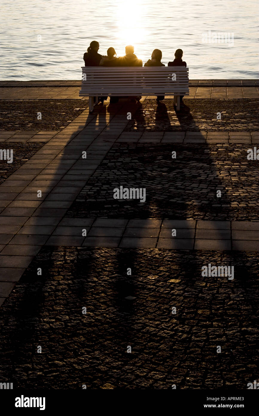 Silhouette friends on bench hi-res stock photography and images - Alamy