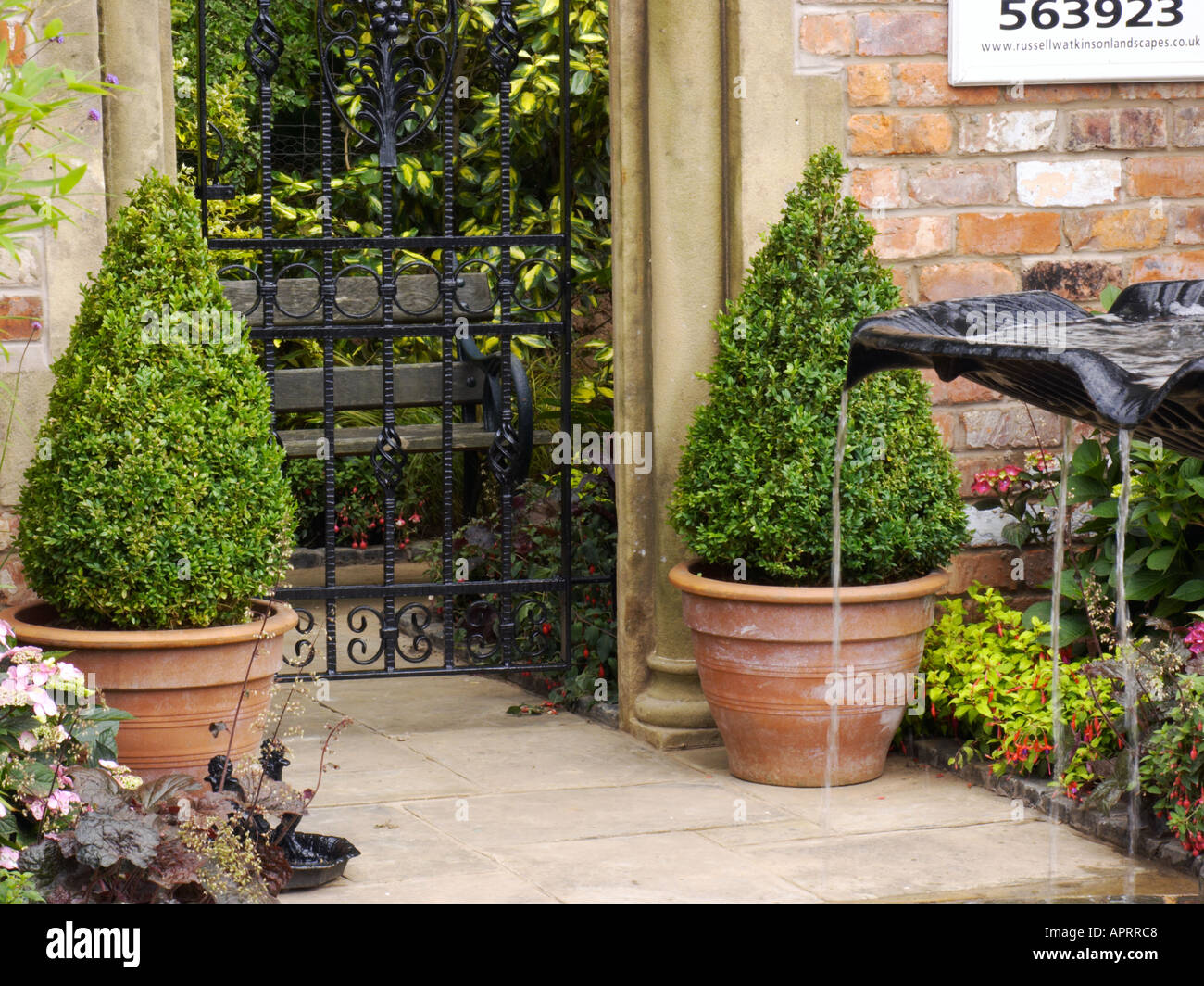 Tatton Flower Show Traditional Victorian style townhouse garden with ...