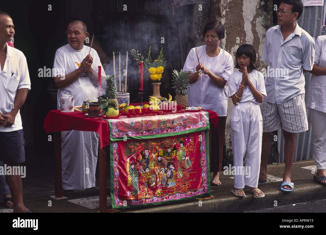 Chinese praying house altar hi-res stock photography and images - Alamy