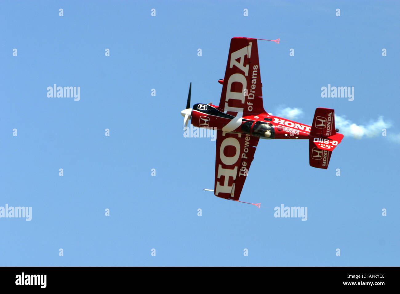 Acrobatics with props hi-res stock photography and images - Alamy