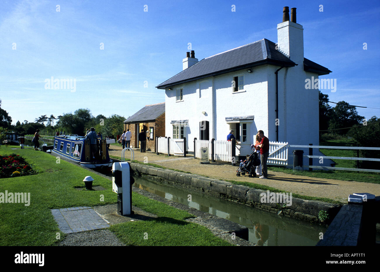 Top lock cottage hi-res stock photography and images - Alamy