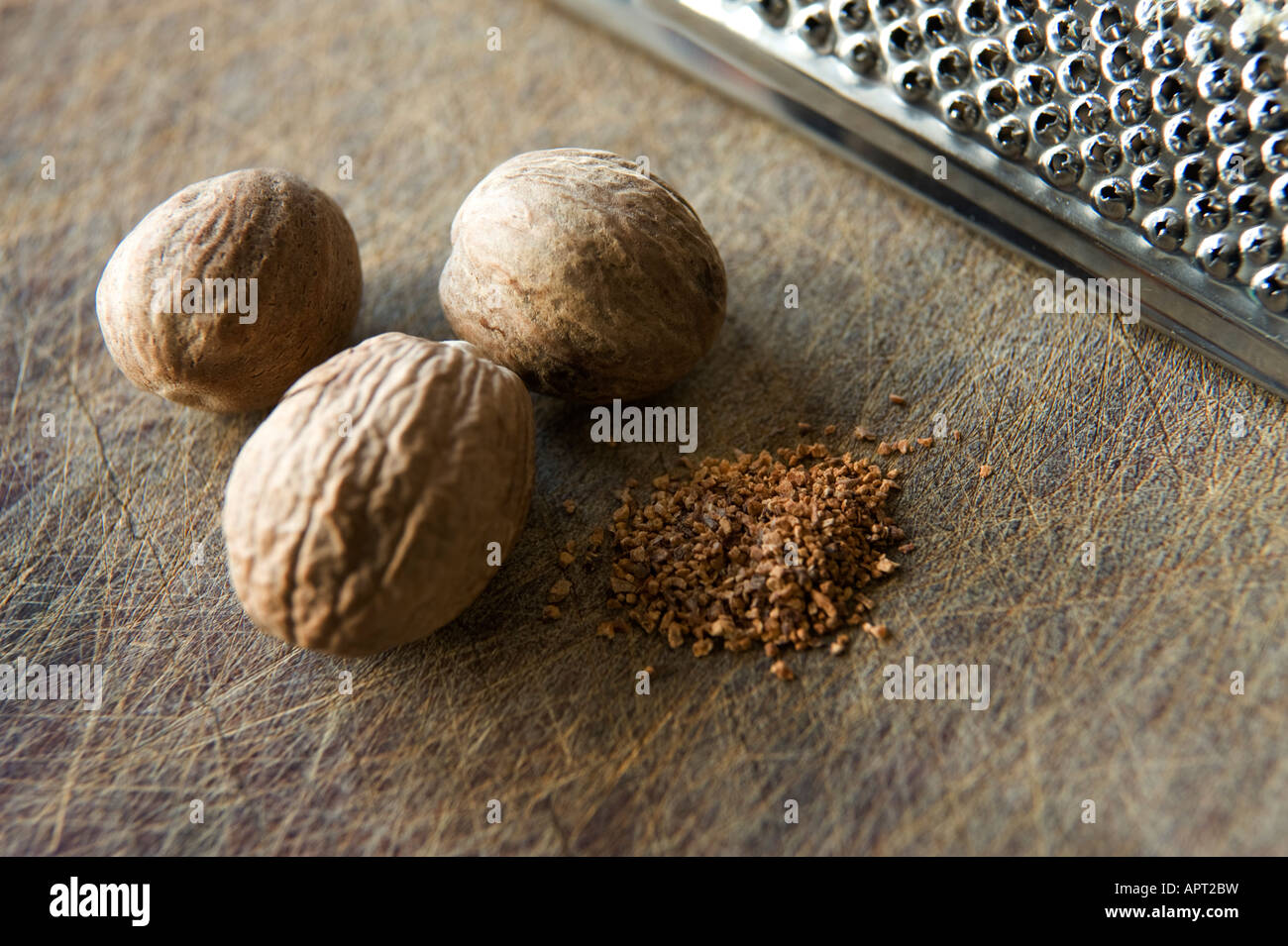whole and grated nutmeg Stock Photo - Alamy