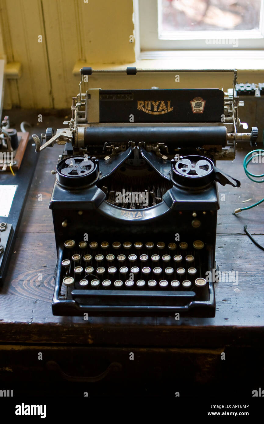 Early 20th century Royal mechanical typewriter Stock Photo - Alamy