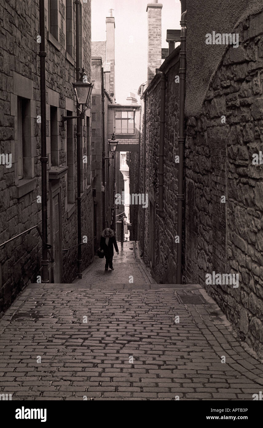 Narrow cobbled alley, Edinburgh, Old Town, Scotland, UK Stock Photo - Alamy