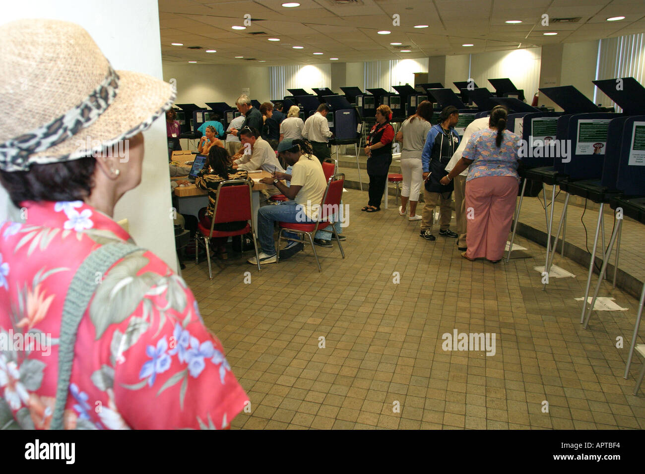 Electronic voting machine booths hi-res stock photography and images ...