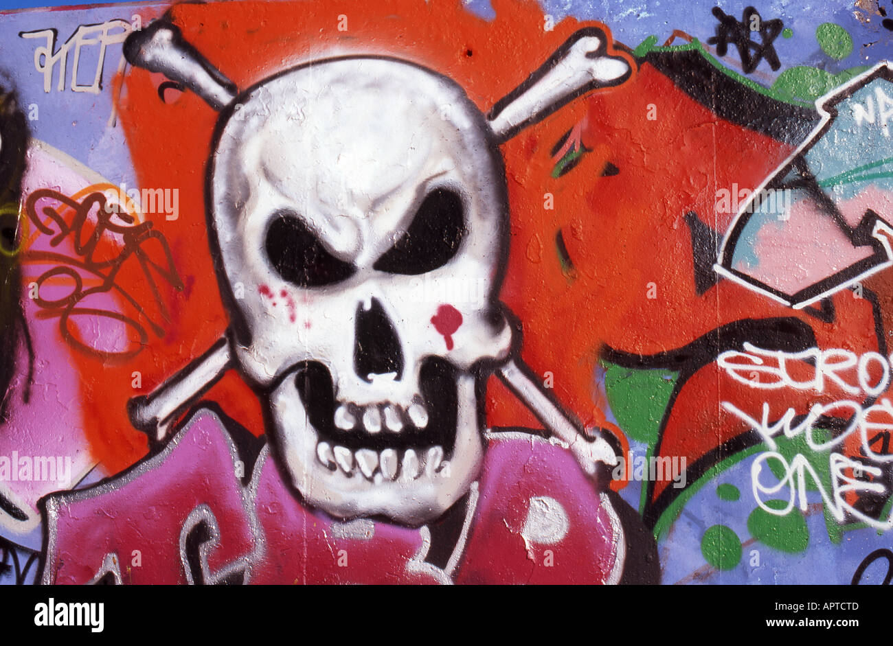 Skull cross bones graffiti hi-res stock photography and images - Alamy