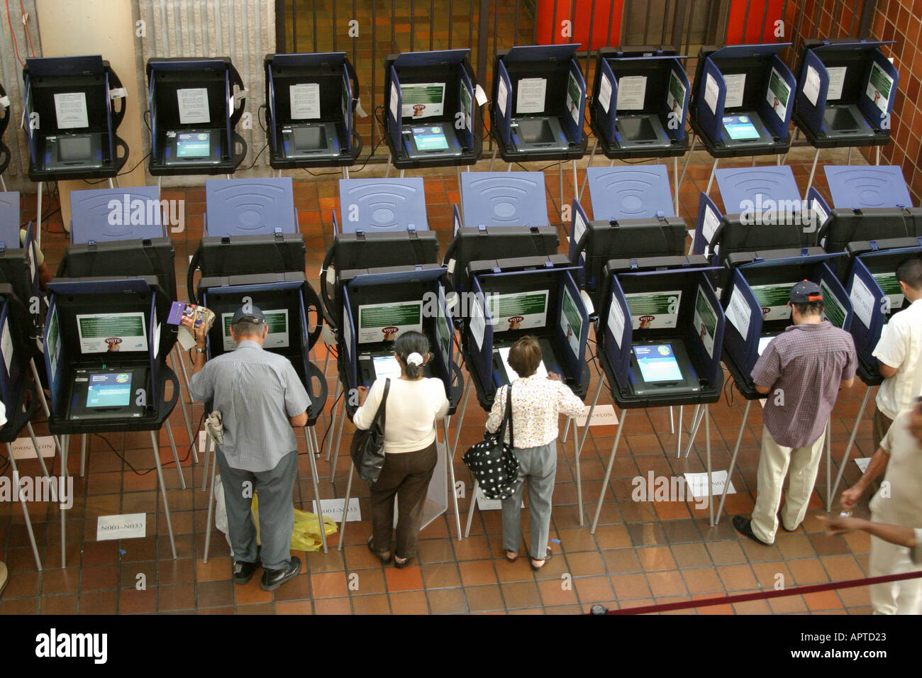 Touch screen voting machines hi-res stock photography and images - Alamy