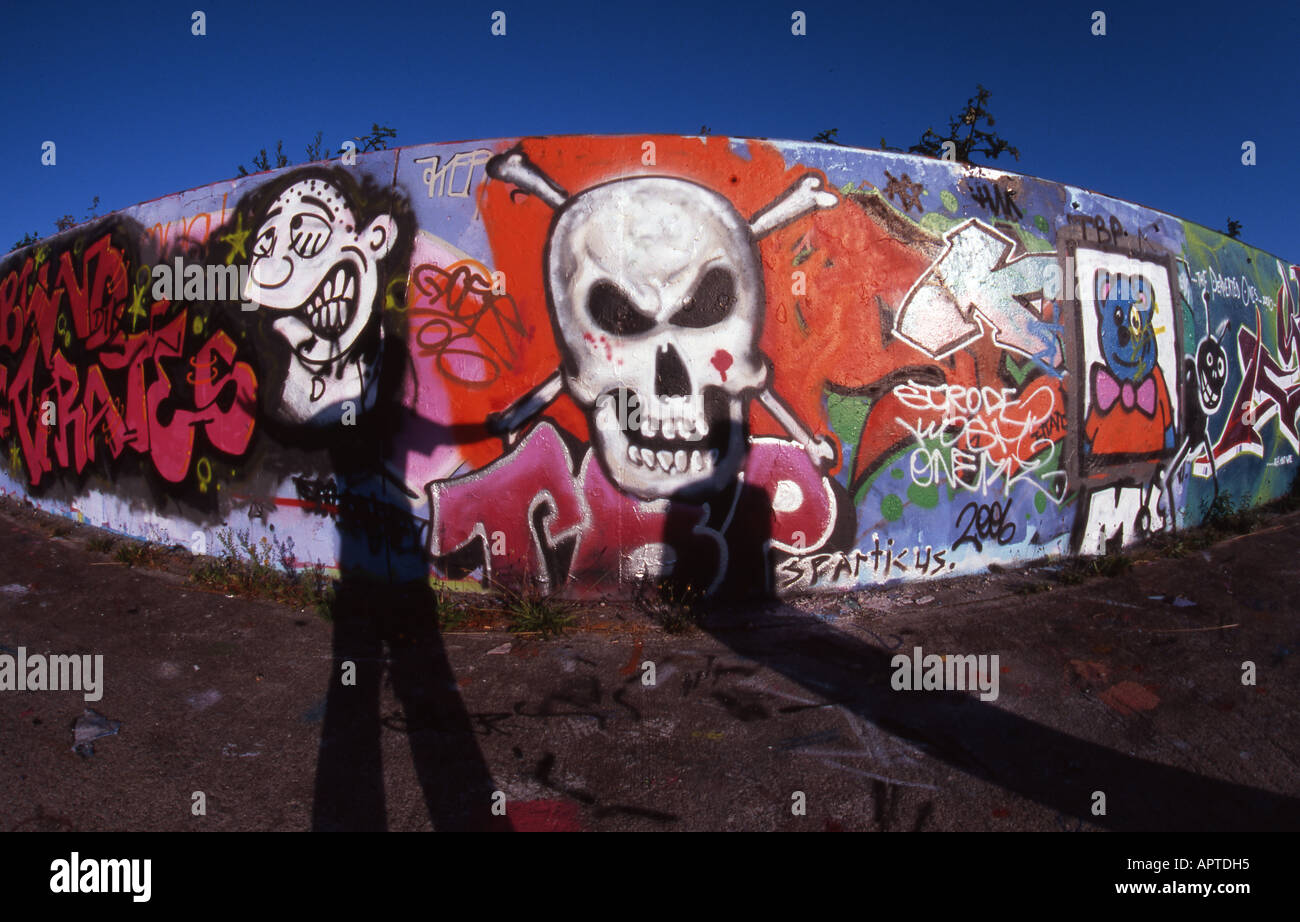 Skull cross bones graffiti hi-res stock photography and images - Alamy