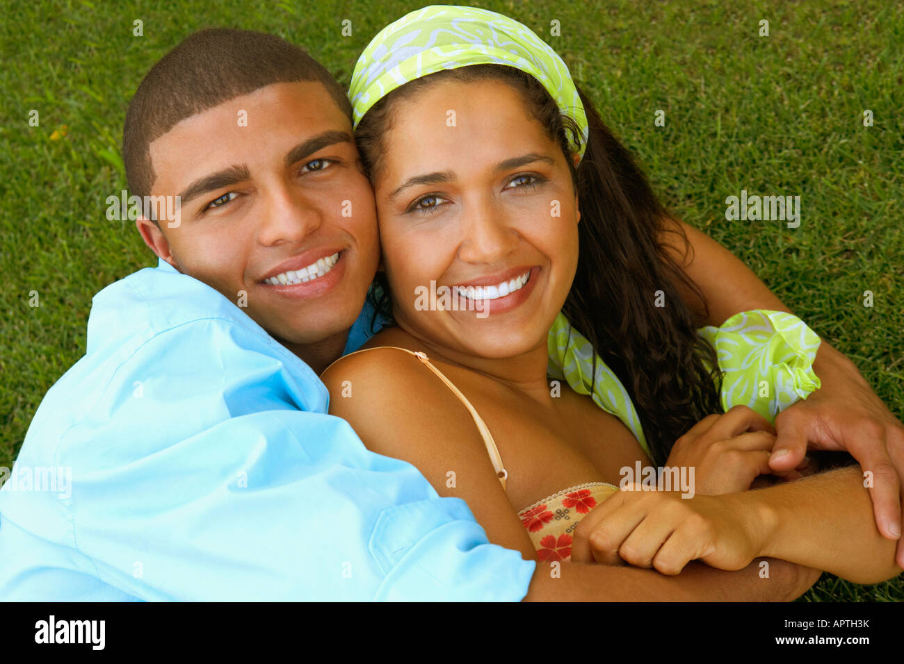 Portrait couple laying in grass hi-res stock photography and images - Alamy