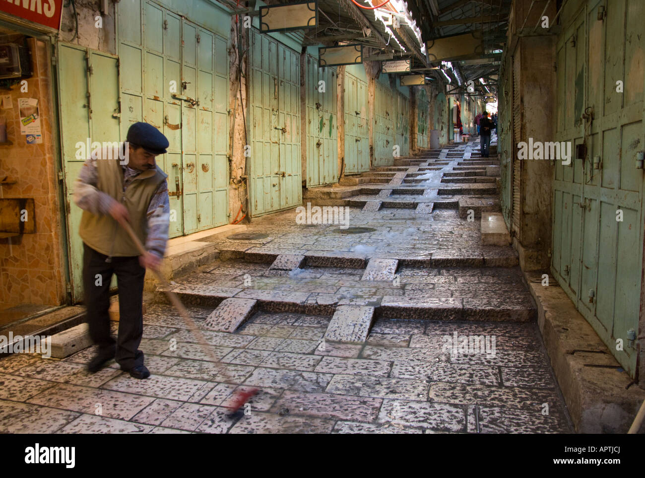 Old shopkeeper hi-res stock photography and images - Alamy