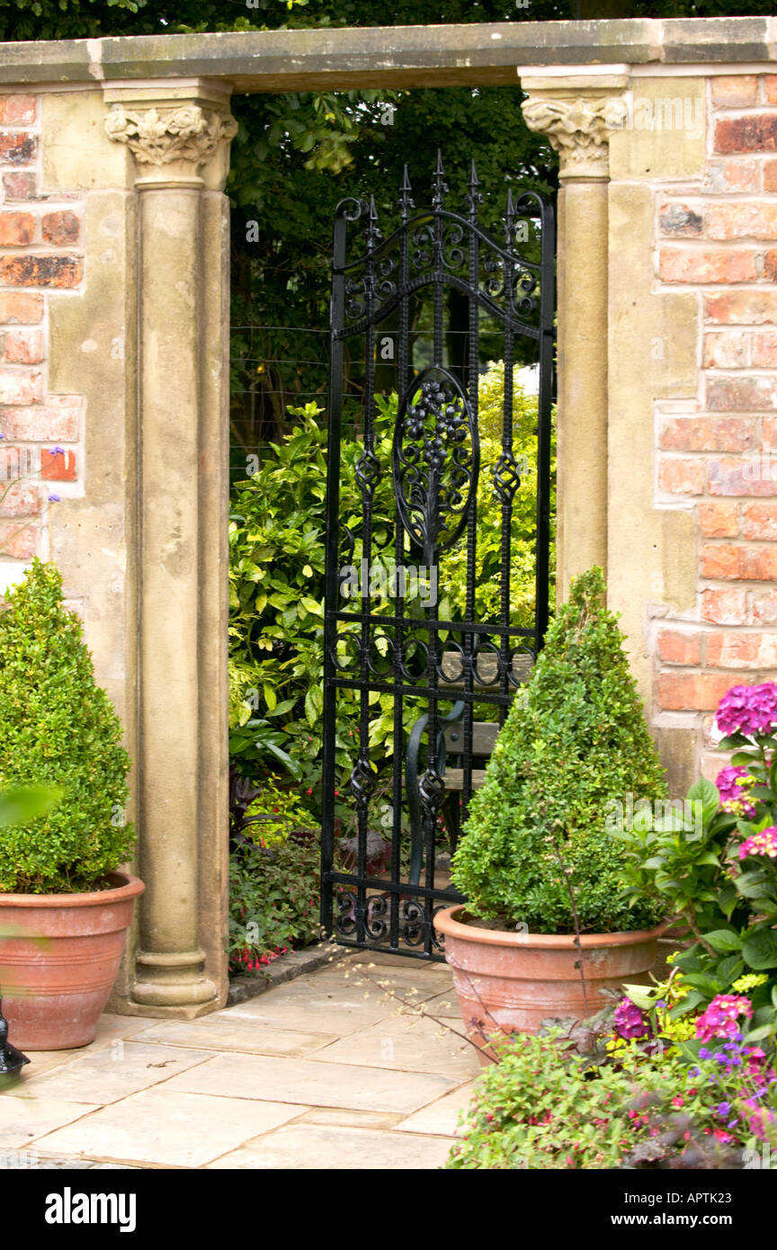 Flower Show Traditional Victorian style townhouse garden with arched ...