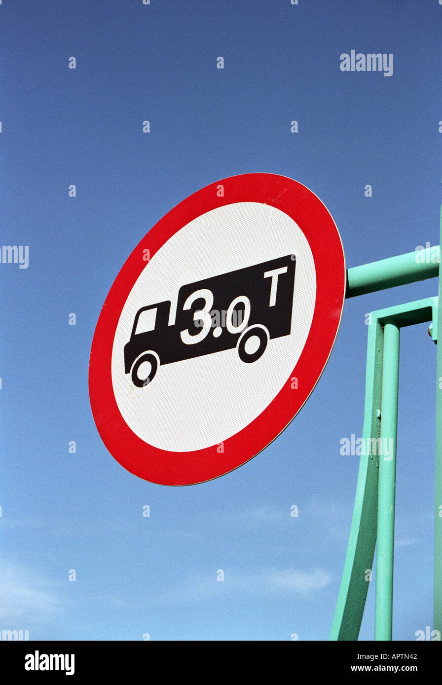 road sign with lorry weight limit Stock Photo - Alamy