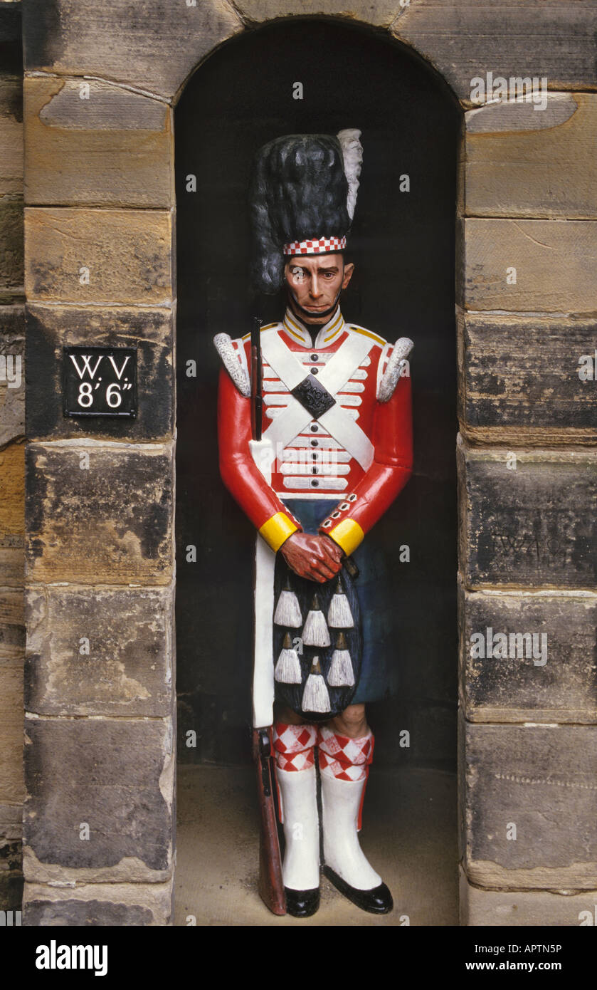 Edinburgh castle guard hi-res stock photography and images - Alamy