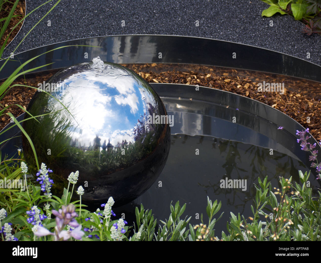 Water feature garden hi-res stock photography and images - Alamy